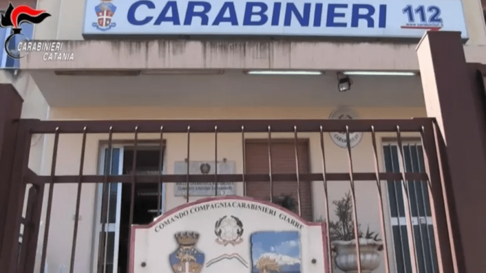 Donna trovata impiccata in bagno nel Catanese: aveva litigato col ...